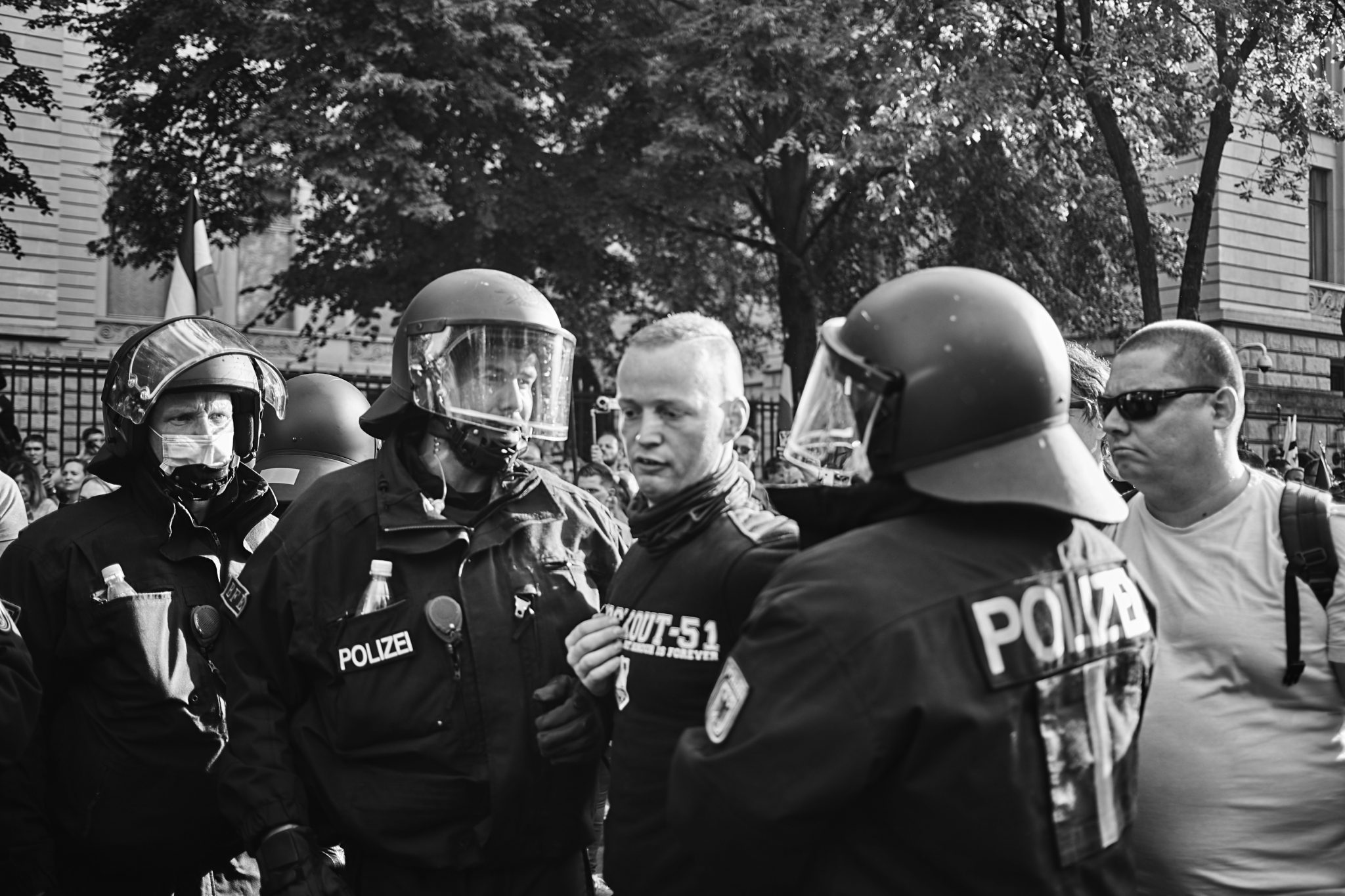 der rechte rand -- »Knockout 51« – »Nazi-Kiez« und Terrornetzwerke ...